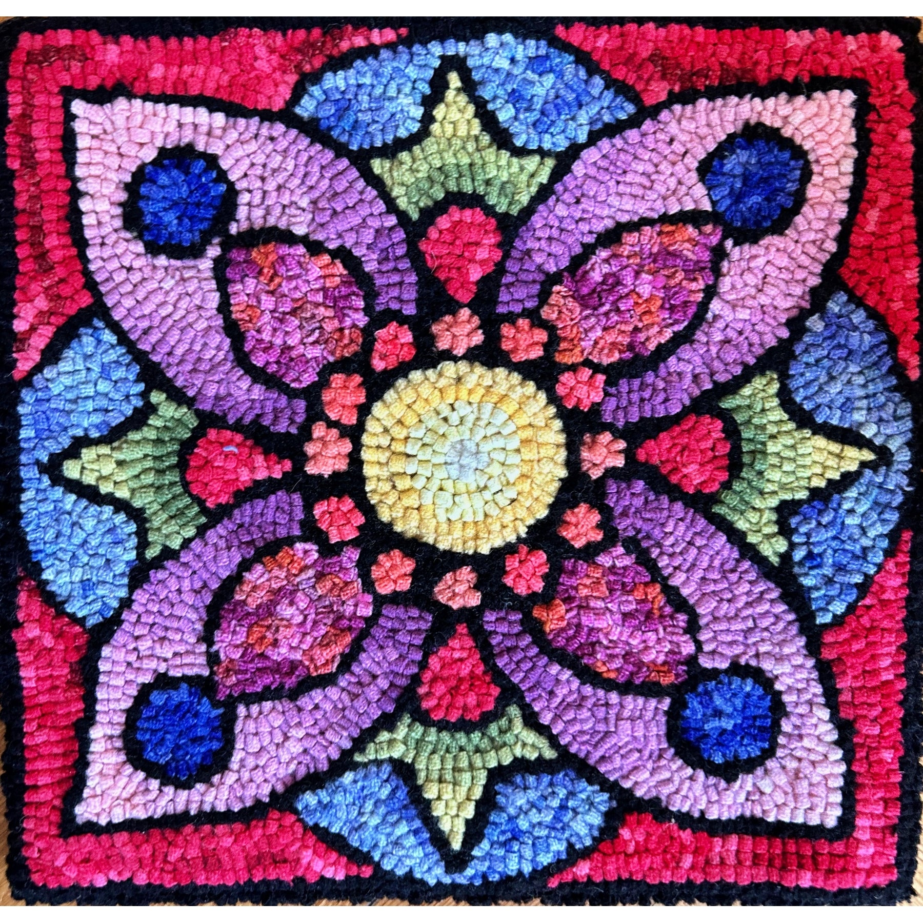 Rug Hooking Pattern: Single Medallion Stained G... (PR2318) | Honey Bee ...